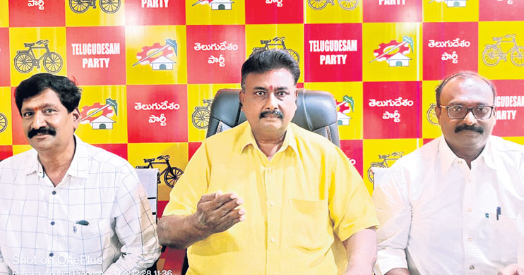 జగన్‌రెడ్డి రంగులు, ఫొటోల పిచ్చితో ప్రజాధనం వృథా | tdp leader