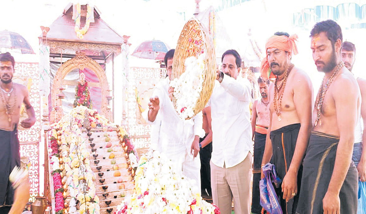 కనుల పండువగా మహా పడిపూజ | Maha Padipuja as the festival of eyes