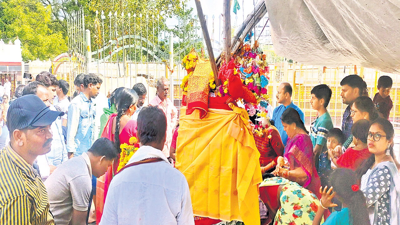 మినీ జాతరకు ముందే సందడి | The buzz in Medaram