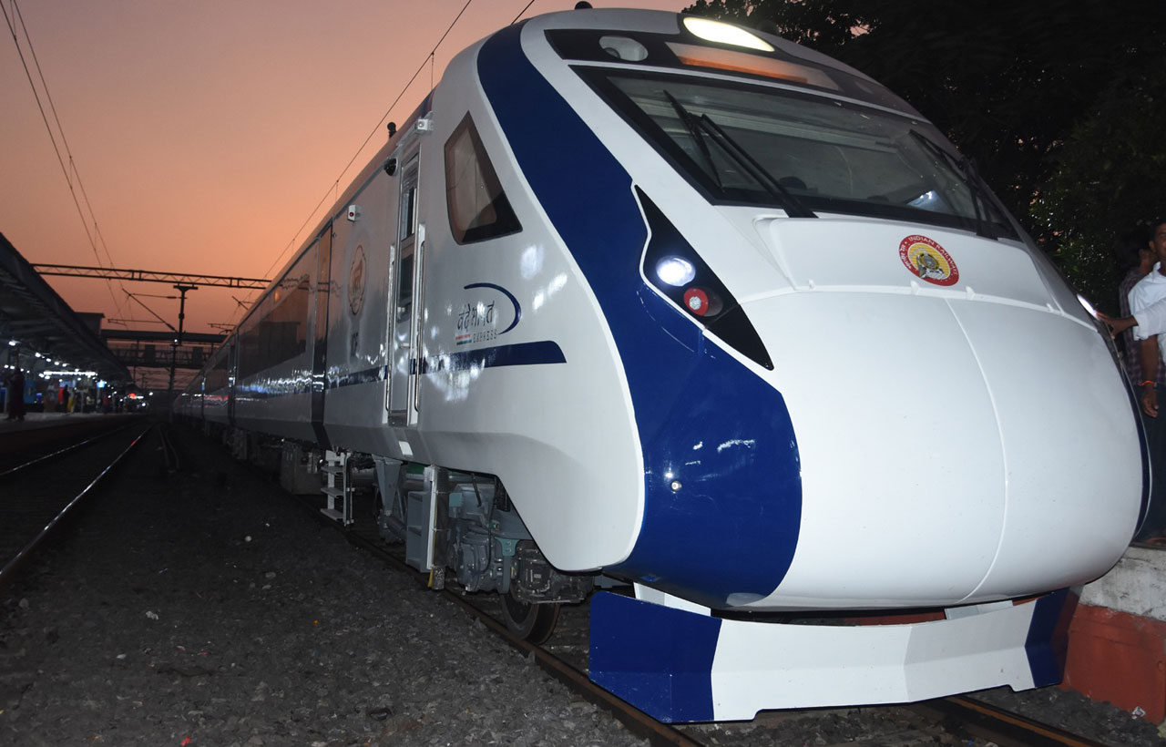 వందే భారత్‌కు ఘన స్వాగతం | vande bharat train at eluru