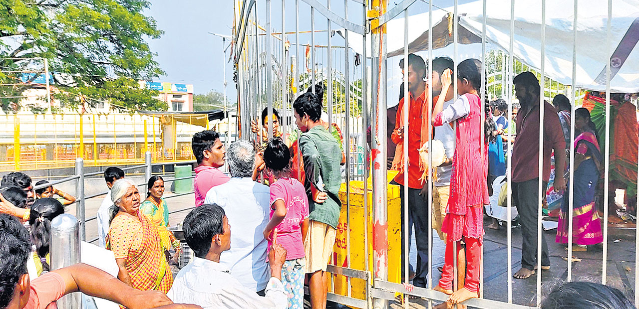 మేడారం సమ్మక్క గద్దెకు తాళం | Medaram Locked