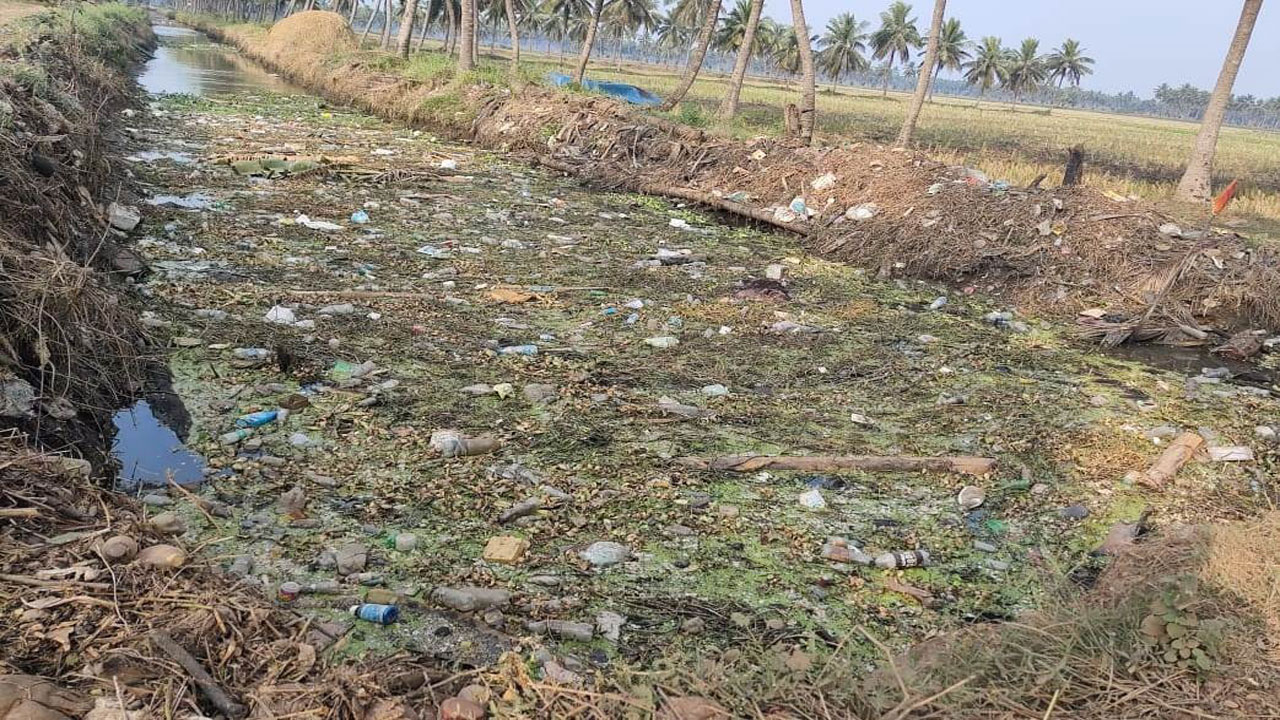 పంట కాల్వలు ఇలా..శివారుకు నీరెలా..? | irrigation canals filled with garbage