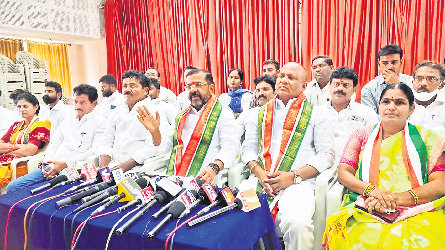 కార్పొరేటర్ల భూ కబ్జాల వెనుక వినయభాస్కర్‌ | naine rajender reddy