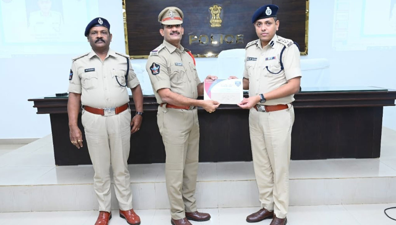 తీరు మార్చుకోకుంటే మూల్యం తప్పదు | crime review with sp