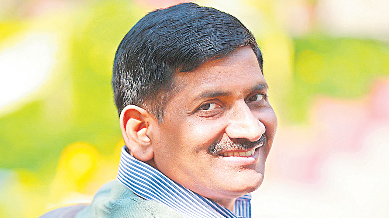ఇప్పటిదాకా అనుభవంలోకి రాని వెలుతురుని ఈ కవిత్వంలో నిక్షిప్తం చేసాడీ కవి ...
