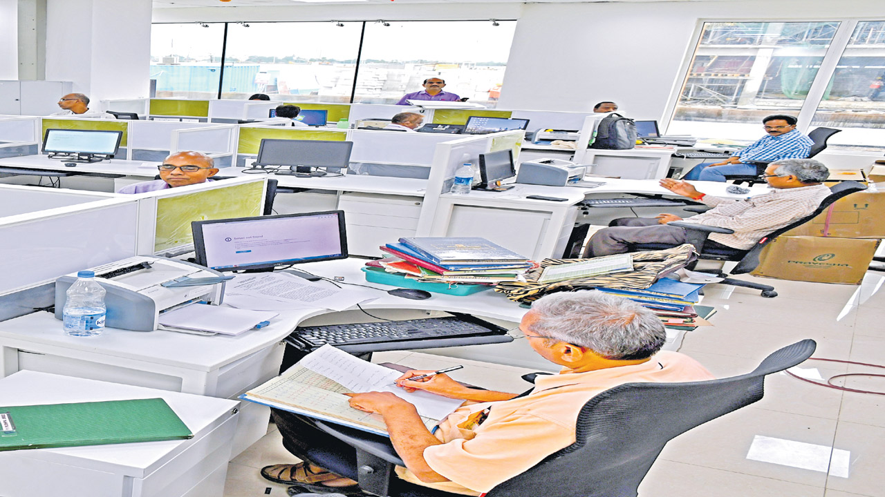 Employees Future: ఉద్యోగులకు భవిష్యత్‌ ఏదీ? | Any future for employees