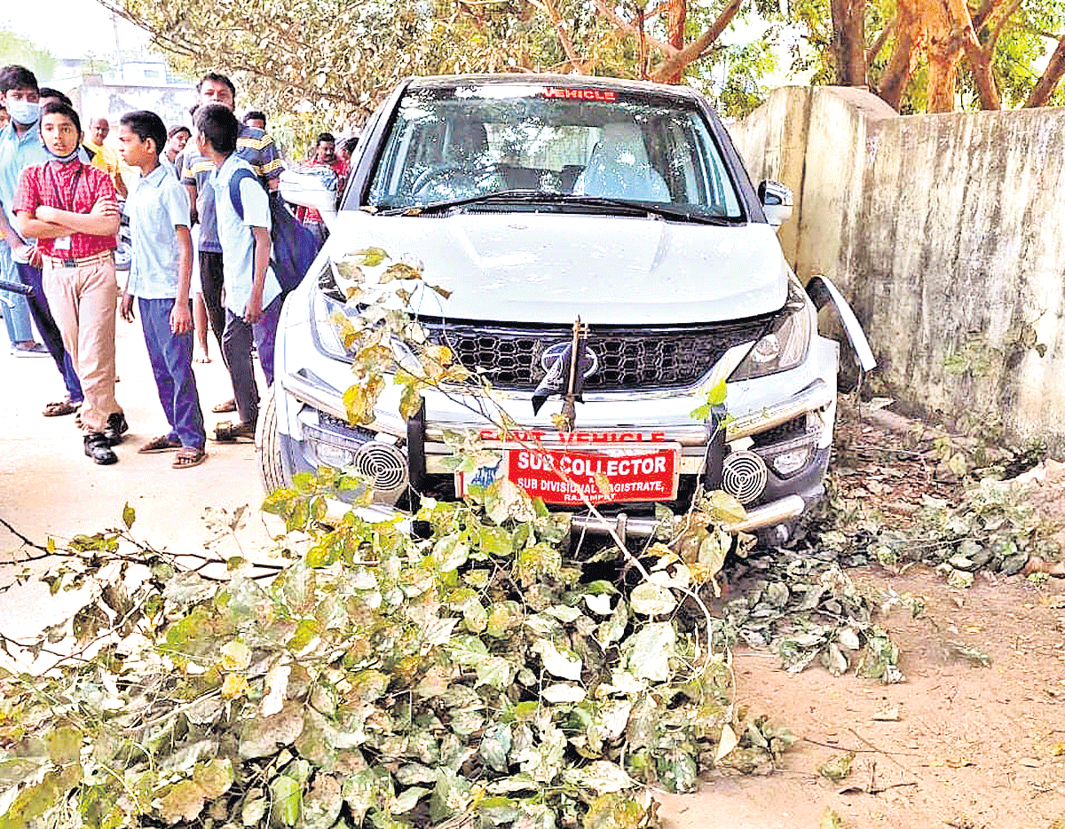 సబ్‌కలెక్టర్‌ వాహనం ఢీ | Sub-collector's vehicle collided