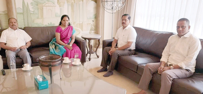 ఎంపీ మన్నె కుటుంబాన్ని పరామర్శించిన కవిత | A poem visiting MP Manne's ...