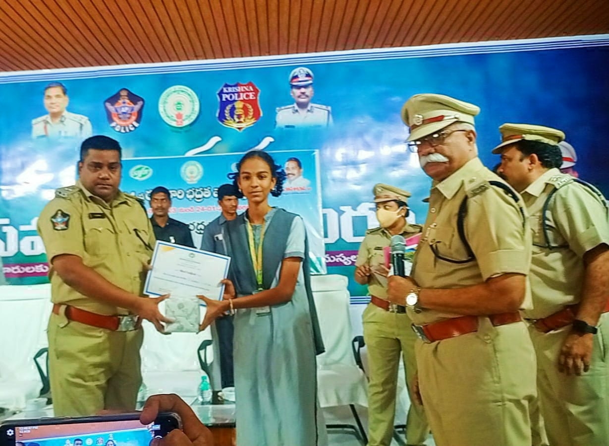 వ్యాసరచన పోటీల్లో కొమ్మారెడ్డి విద్యార్థుల ప్రతిభ | kommareddy students