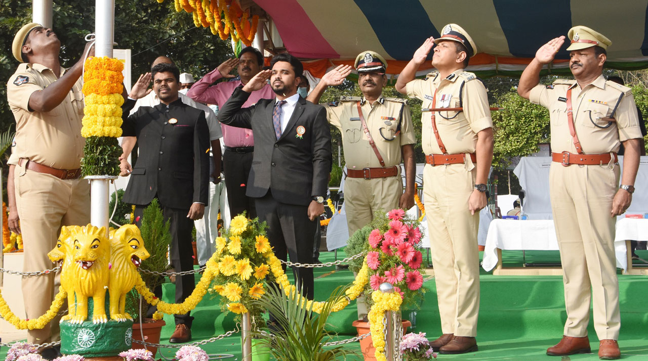 అర్హులందరికీ సంక్షేమం | republic day pared at police ground