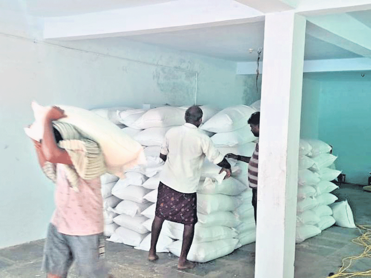రేషన్‌బియ్యం నిల్వ స్వాధీనం | Seizure of ration rice storage