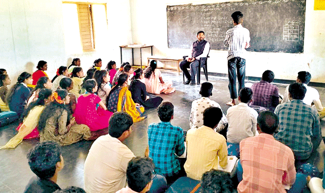 చాకిపల్లి పాఠశాలలో టెక్కలి సబ్‌ కలెక్టర్‌ | Tekkali Sub Collector of ...