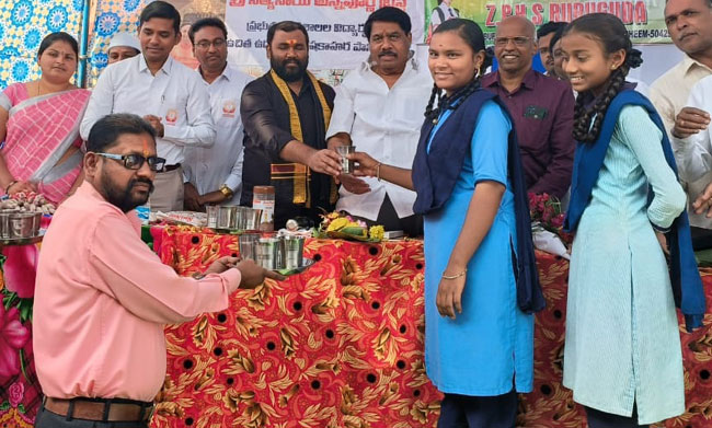విద్యార్థులకు రాగిజావ అందించడం అభినందనీయం: కలెక్టర్‌ రాహుల్‌ రాజ్ ...