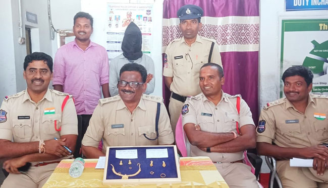 చోరీ కేసులను ఛేదించిన పోలీసులు | The police solved the theft cases