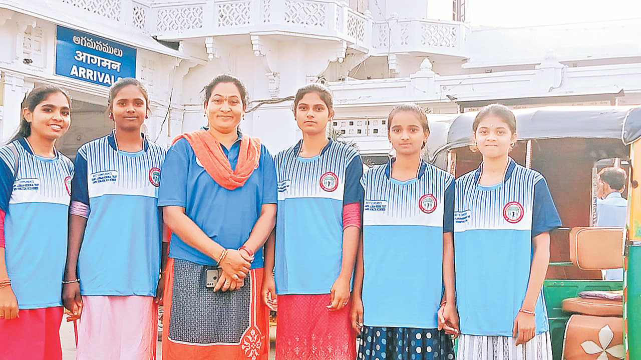 జాతీయస్థాయి లంగడి పోటీలకు ఆమనగల్లు విద్యార్థినులు | Female students can ...