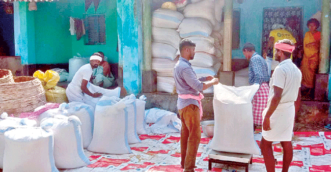 ఇచ్ఛాపురం ధాన్యం.. పలాస మిల్లుకు.. | Ichhapuram grain.. to Palasa mill..
