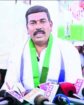 చిప్పగిరిలో వైసీపీకి షాక్‌ | Shock for YCP in Chippagiri
