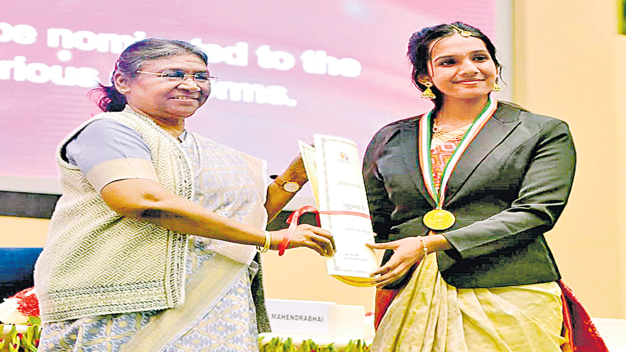 గౌరవి, మీనాక్షికి రాష్ట్రీయ బాల పురస్కారం | Honorable Meenakshi with ...