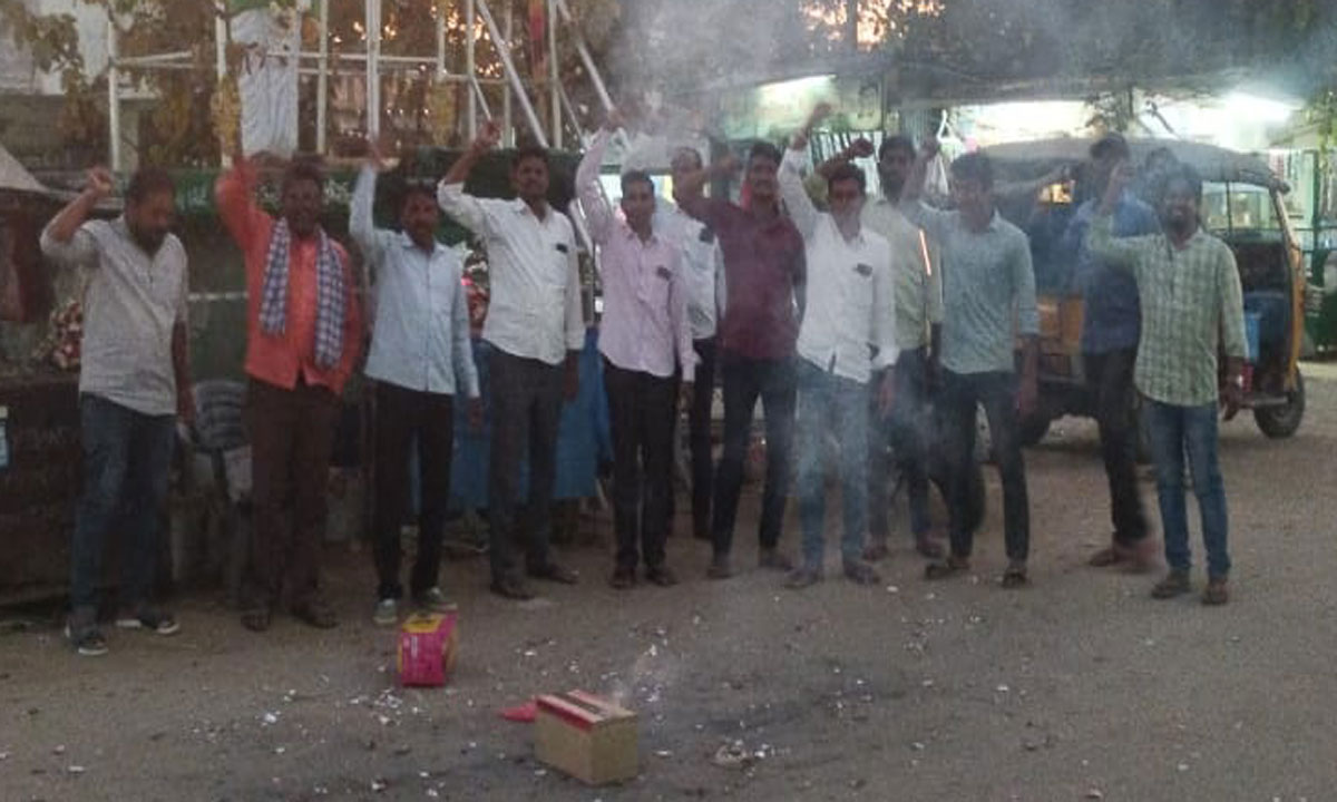 సీఎం కేసీఆర్‌ ప్రకటనపై మాలి కులస్తుల సంబరాలు | Mali caste celebrations ...