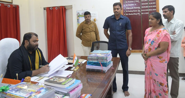 సమస్యల పరిష్కారం కోసమే ప్రజావాణి: కలెక్టర్‌ రాహుల్‌రాజ్‌ | Prajavani is ...