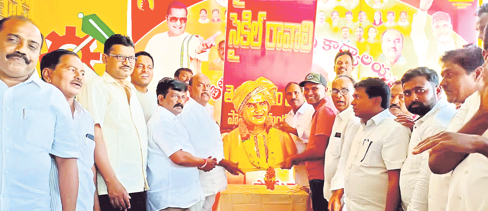 ఎన్టీఆర్‌ విగ్రహాన్ని ఆవిష్కరించిన ఉగ్ర | Ugra unveiled the NTR statue