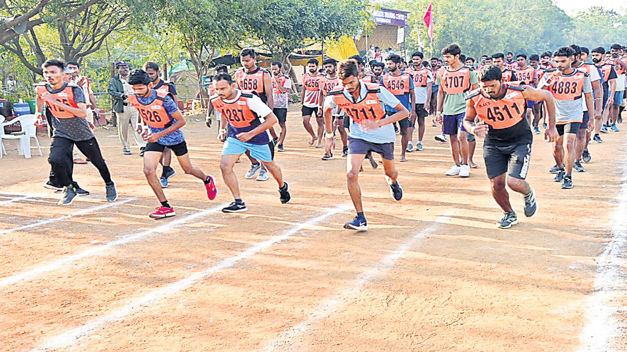 పోలీస్‌ శారీరక సామర్థ్య పరీక్షల్లో 558 మంది అర్హత | 558 qualified in ...