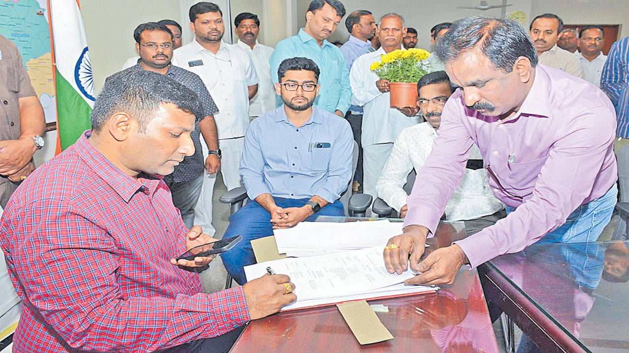 మేడ్చల్‌ జిల్లా కలెక్టర్‌గా అమోయ్‌ కుమార్‌ బాధ్యతల స్వీకరణ | Amoy Kumar ...