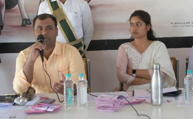 రెండో విడత కంటి వెలుగును విజయవంతం చేయాలి: కలెక్టర్‌ రాహుల్‌రాజ్‌ | The ...