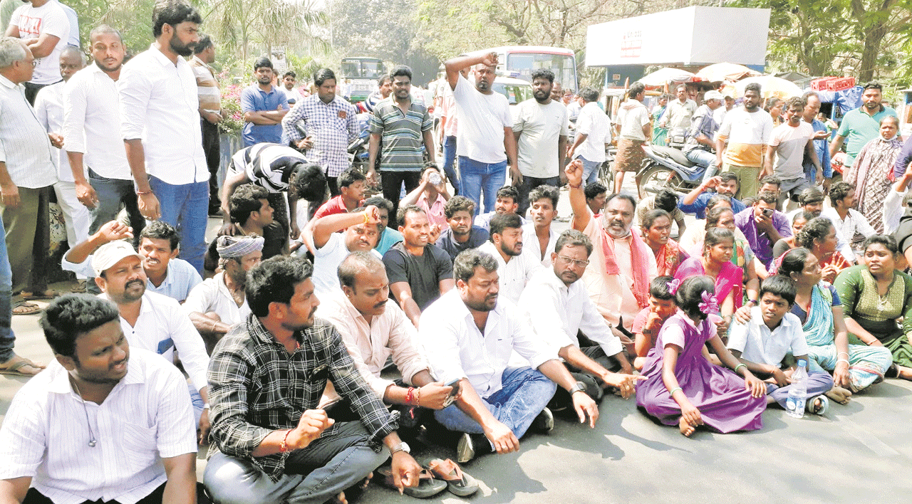 న్యాయం కోసం రోడ్డెక్కారు.. | justice for death