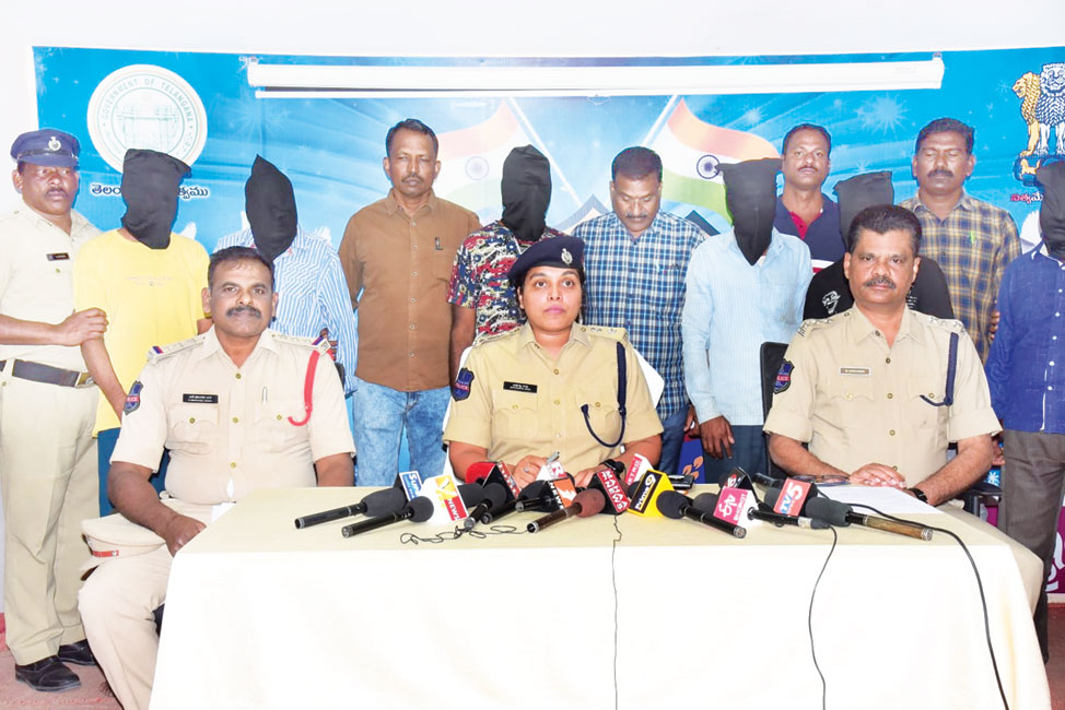 రెచ్చిపోతున్న దొంగలు | Angry thieves
