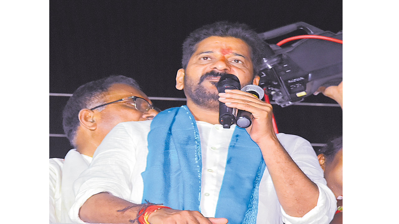 Revanth Reddy: ప్రగతి భవన్‌ను నక్సలైట్లు పేల్చేయాలి | Pragati Bhavan ...