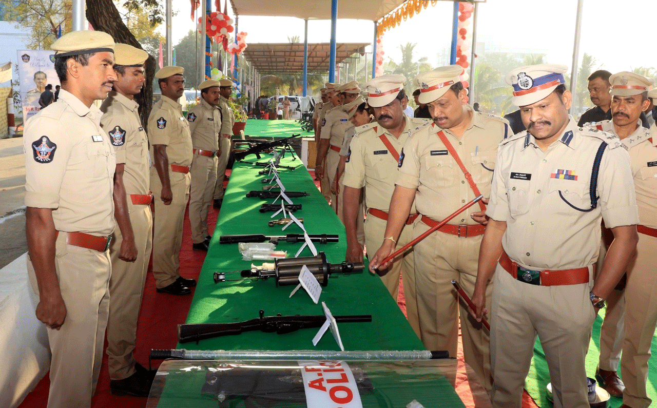 పోలీసు శాఖకు ఆయువుపట్టు సాయుధ దళం : డీఐజీ | Ayuvupattu Armed Forces for ...