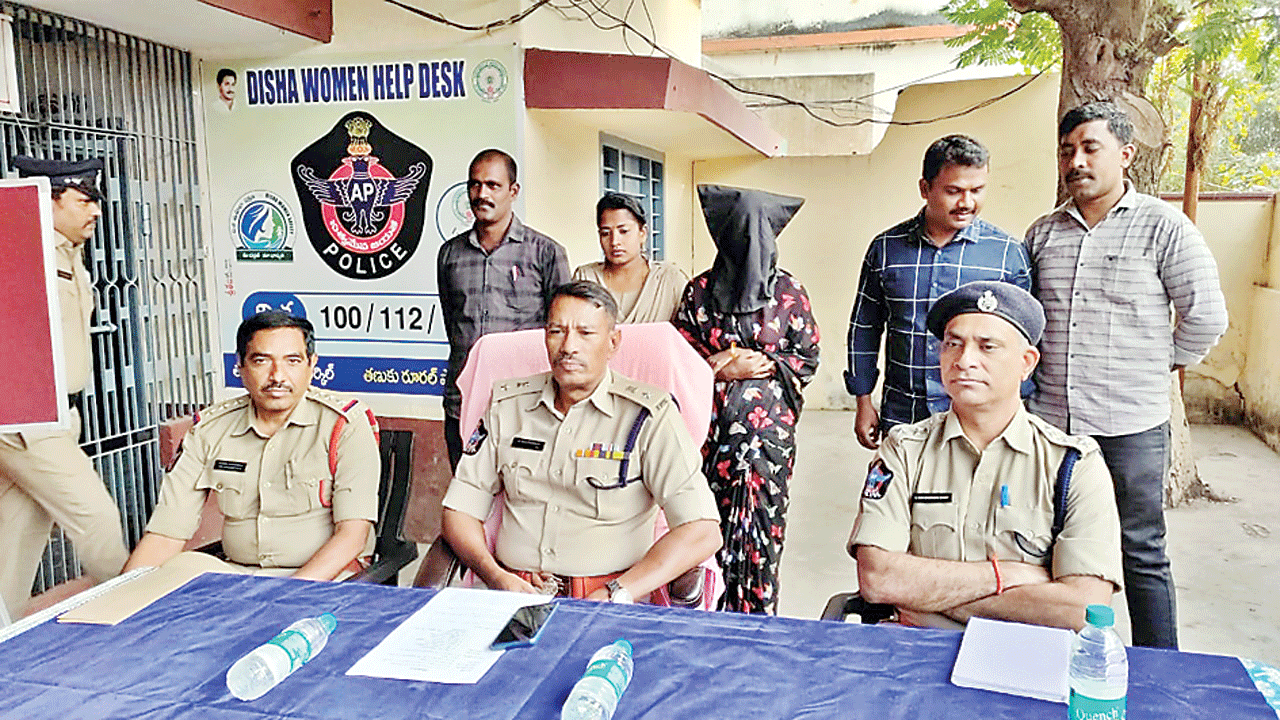 బంగారు ఆభరణాలు తస్కరించిన మహిళ అరెస్టు | lady thief arest