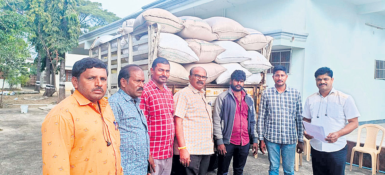 ఏడు టన్నుల రేషన్‌బియ్యం పట్టివేత | Harvesting of seven tonnes of ration ...