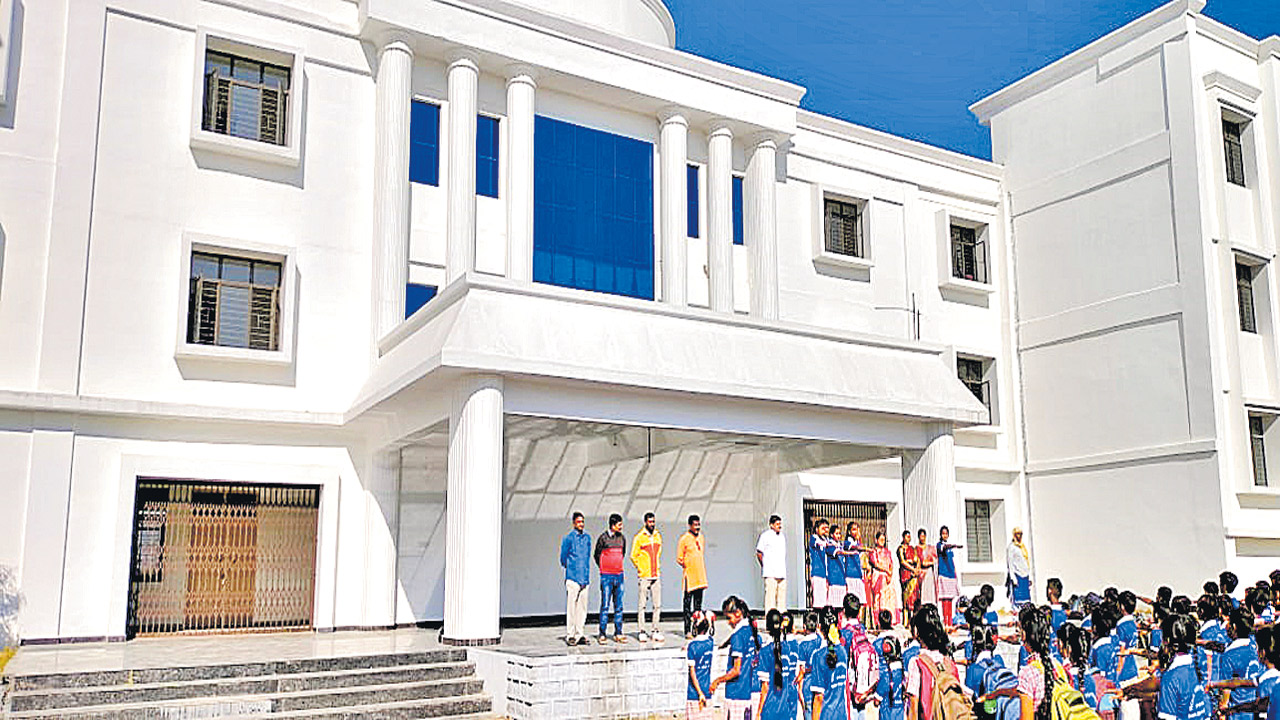 KCR School Dubbaka: సిద్ధమైన మూడేళ్లకు.. | KCR School finally opened in ...