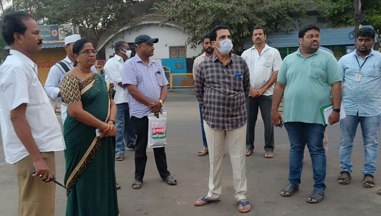 నగరంలో కమిషనర్‌ విస్తృత పర్యటన | municipal commissioner visit eluru city