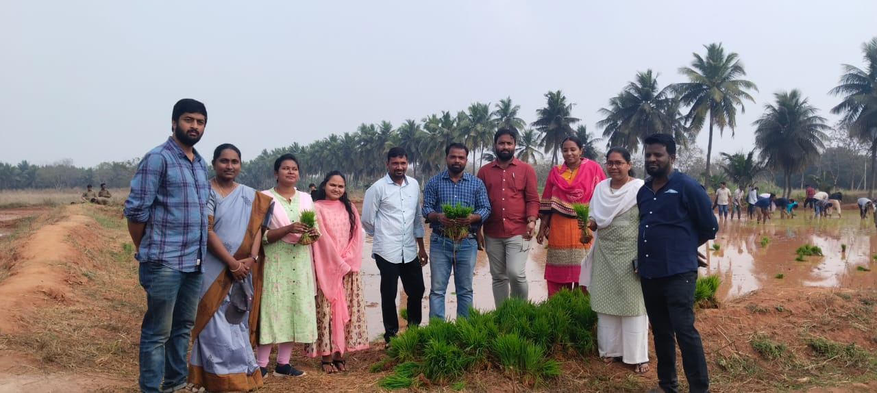 వరినాట్ల విధానాన్ని ప్రదర్శించిన విద్యార్థులు | AGRI STUDENTS