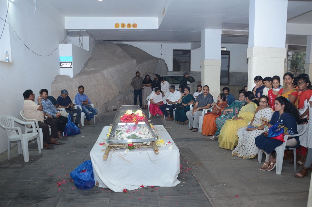 హైదరాబాద్: మహాప్రస్థానంలో నటి జమున అంత్యక్రియలు | Actress Jamuna last ...