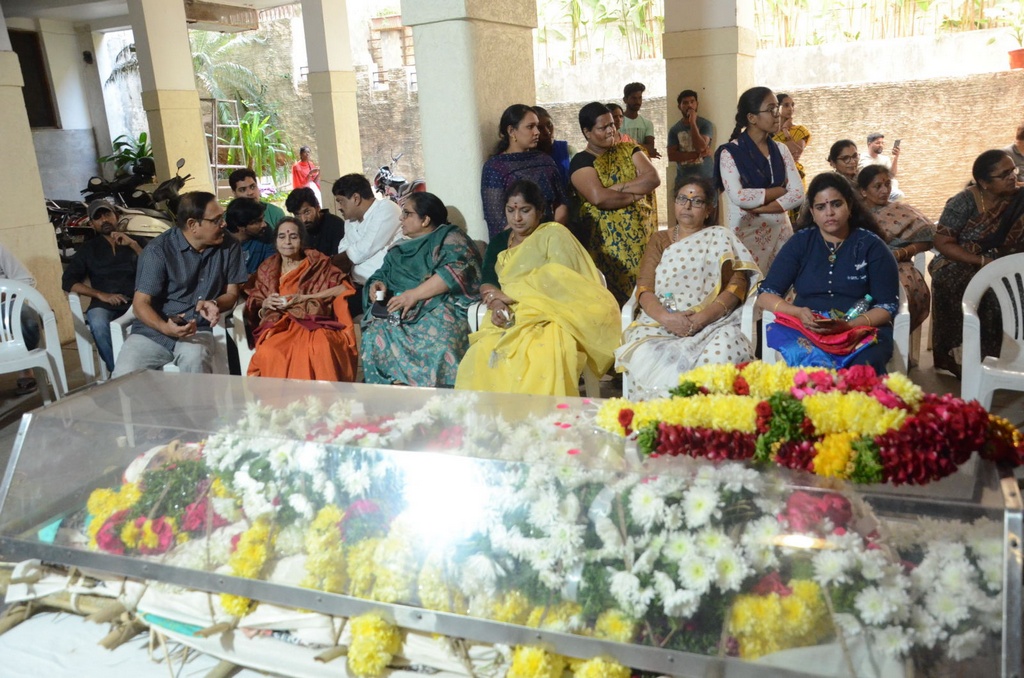 హైదరాబాద్: మహాప్రస్థానంలో నటి జమున అంత్యక్రియలు | Actress Jamuna last ...