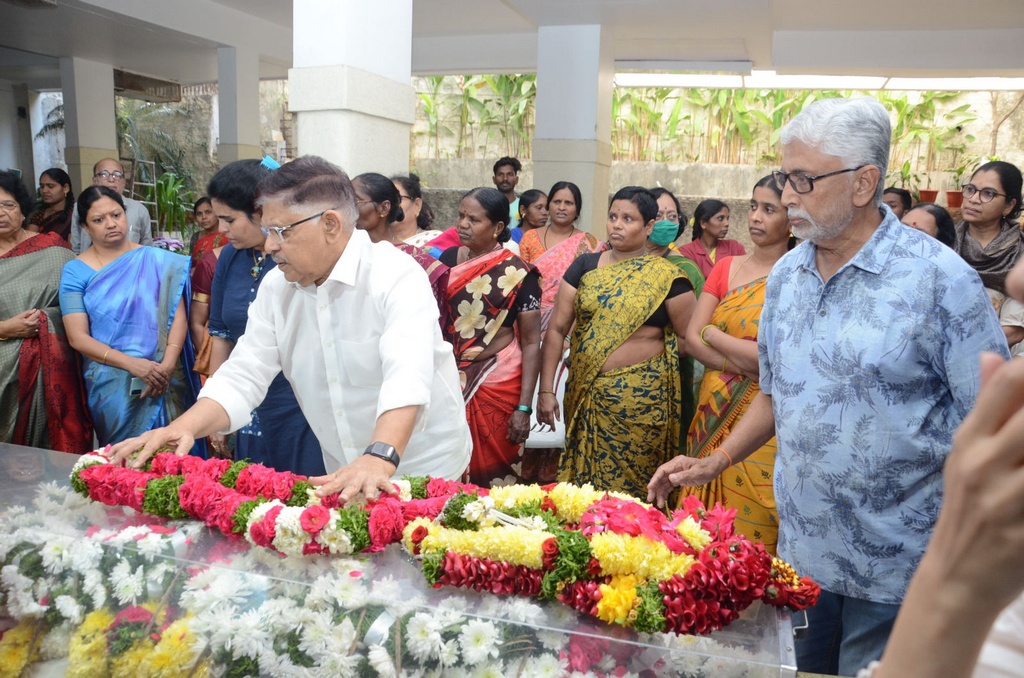 హైదరాబాద్: మహాప్రస్థానంలో నటి జమున అంత్యక్రియలు | Actress Jamuna last ...