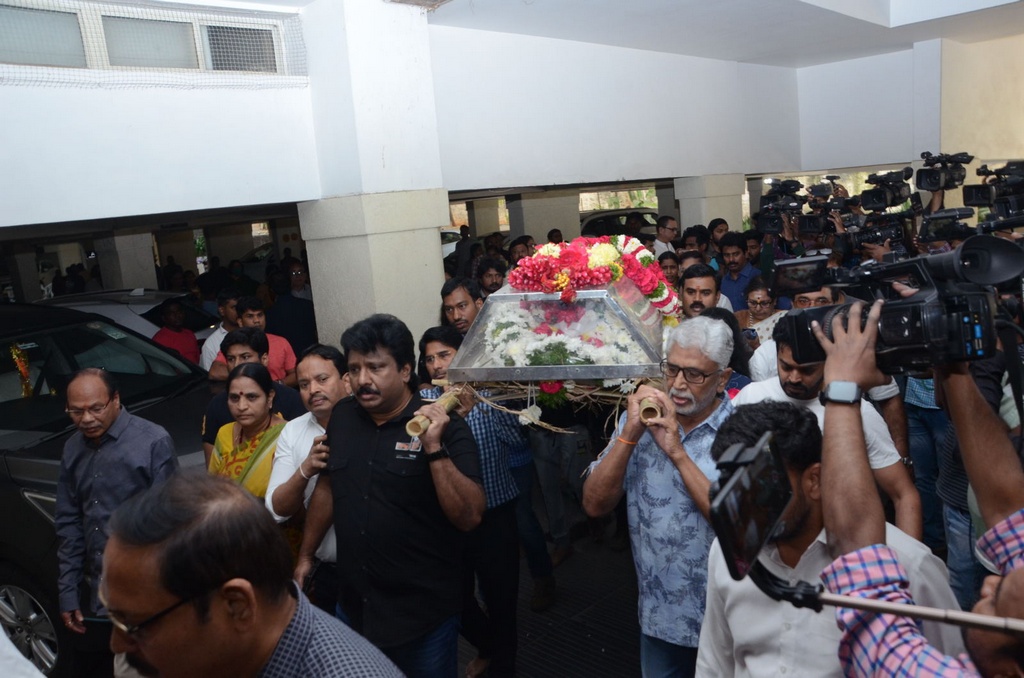 హైదరాబాద్: మహాప్రస్థానంలో నటి జమున అంత్యక్రియలు | Actress Jamuna last ...