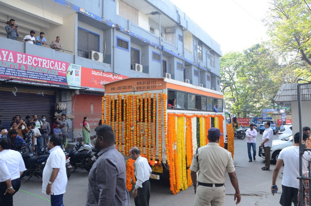 హైదరాబాద్: మహాప్రస్థానంలో నటి జమున అంత్యక్రియలు | Actress Jamuna last ...
