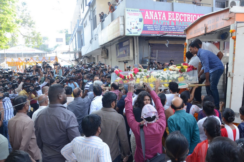 హైదరాబాద్: మహాప్రస్థానంలో నటి జమున అంత్యక్రియలు | Actress Jamuna last ...