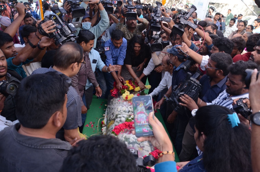 హైదరాబాద్: మహాప్రస్థానంలో నటి జమున అంత్యక్రియలు | Actress Jamuna last ...