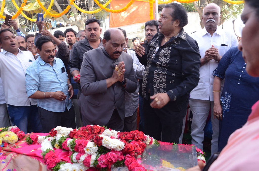 హైదరాబాద్: మహాప్రస్థానంలో నటి జమున అంత్యక్రియలు | Actress Jamuna last ...