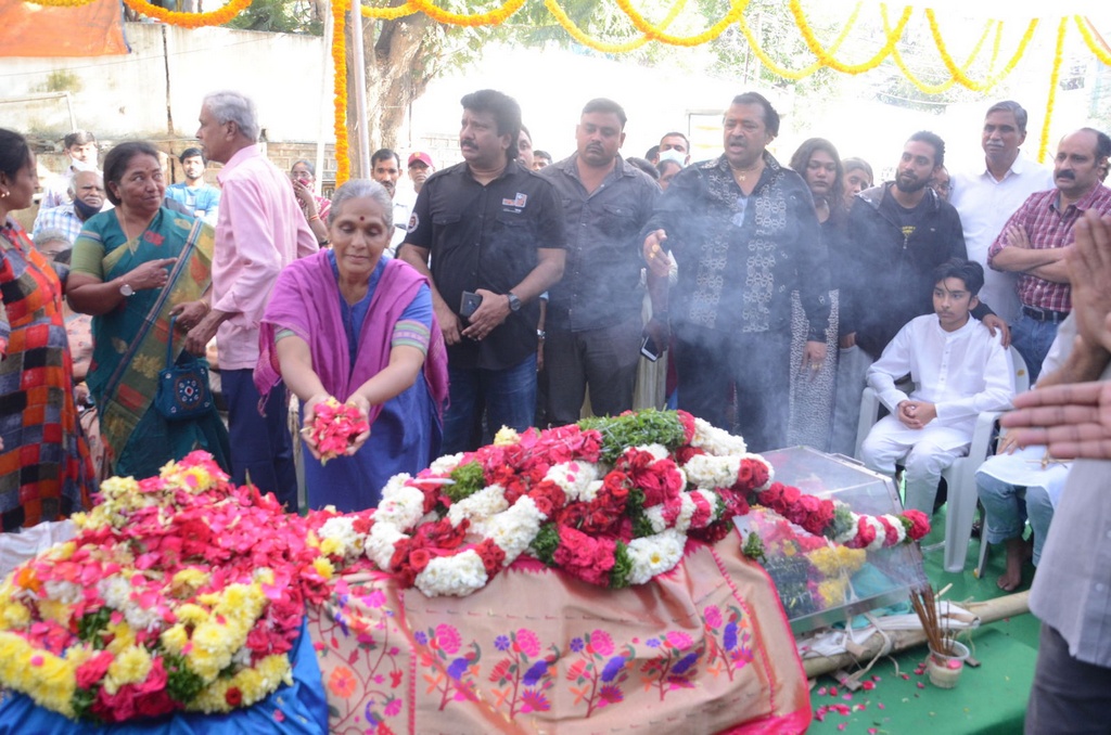 హైదరాబాద్: మహాప్రస్థానంలో నటి జమున అంత్యక్రియలు | Actress Jamuna last ...