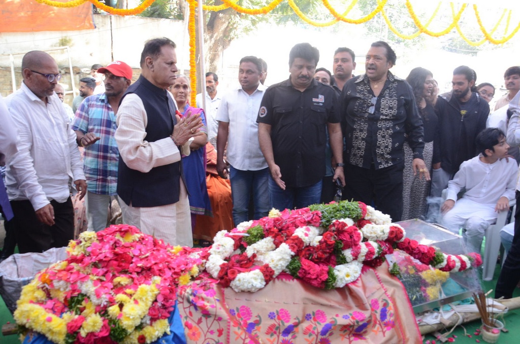 హైదరాబాద్: మహాప్రస్థానంలో నటి జమున అంత్యక్రియలు | Actress Jamuna last ...