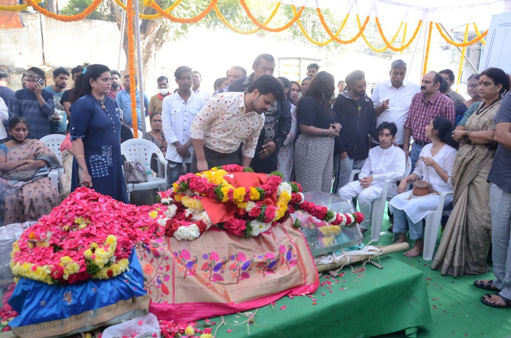 హైదరాబాద్: మహాప్రస్థానంలో నటి జమున అంత్యక్రియలు | Actress Jamuna last ...