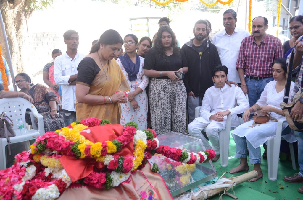 హైదరాబాద్: మహాప్రస్థానంలో నటి జమున అంత్యక్రియలు | Actress Jamuna last ...