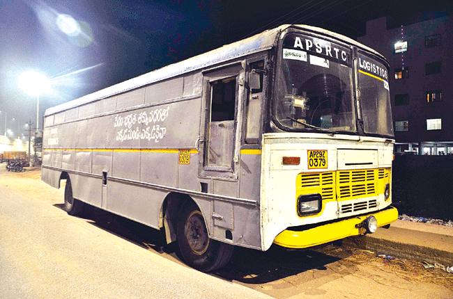 బియ్యంతో పట్టుబడిన ఆర్టీసీ కార్గో వాహనం | RTC cargo vehicle caught with ...